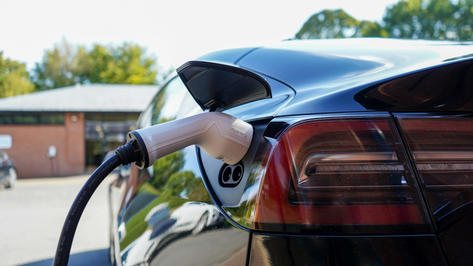 10 Flaws In Electric Cars & 10 Things It Does Better - WealthyDriver