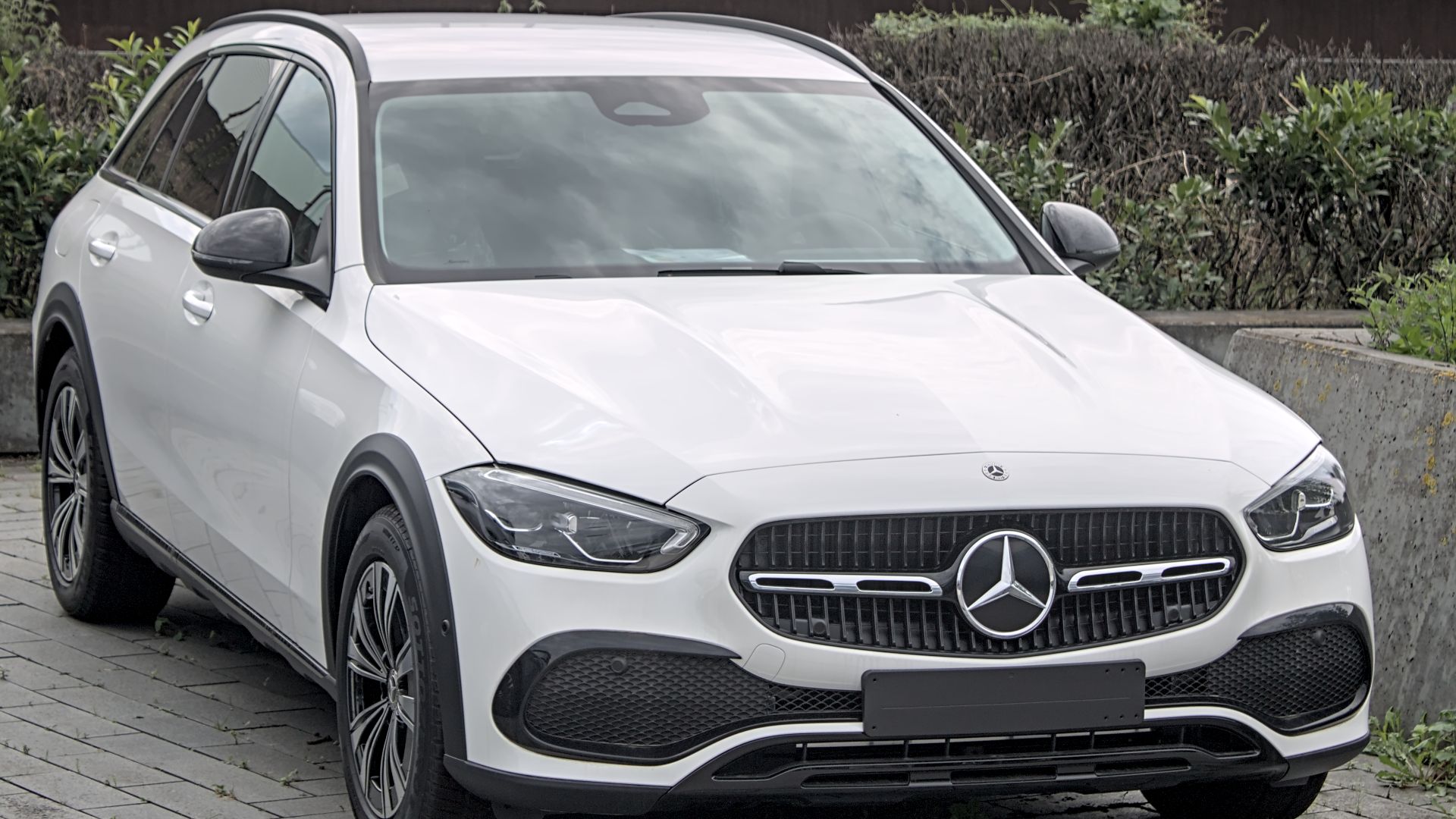 The 10 Best Cars To Drive In The Rain & The 10 Worst - WealthyDriver